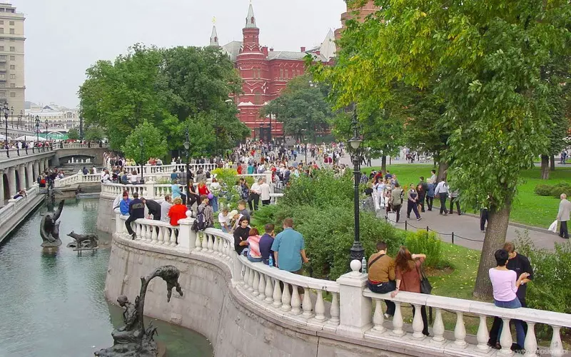 Neglinka di akhir abad ka dua puluh Ku 1997, studio seniman sareng pemahat Zurab Tsereteli ngarengsekeun proyek anu kalebet rekonstruksi saluran Neglinka ti Alexander Garden dugi ka Manezhnaya Square. Waduk gelung tertutup ieu, dimana aliranna dijaga sacara artifisial, sanés mangrupikeun upaya pikeun nyangking bagian walungan kaluar tina taneuh, sapertos anu dipercaya ku urang Muscovites. Dina waktos ayeuna, tiruan Neglinka di tempat ieu dilengkepan ku cai mancur sareng patung.