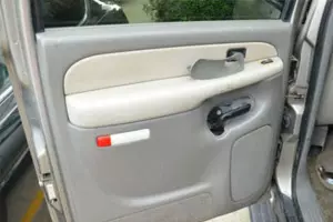 Sebuah simpanan di pintu mobil bekas membuat pengemudi kaya