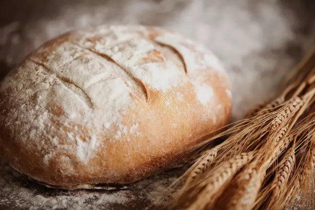 Roubar comida A educação espartana significava fornecer aos meninos apenas as necessidades básicas. Os sapatos eram considerados um luxo, a comida possibilitava a sobrevivência, nada mais. Os alunos foram incentivados a roubar comida do mercado para manter sua capacidade de competir com seus colegas.