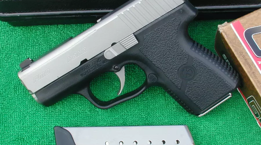 Kahr PM9 Unha máquina compacta e elegante que se adapta cómodamente á man. O fabricante permite escoller un conxunto completo de armas: pode instalar unha mira modificada e un cargador máis amplo.