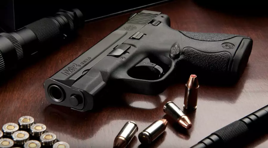 Smith & Wesson M&P Shield ປືນສັ້ນພົກພາທີ່ປິດບັງມີຢູ່ໃນເກືອບທຸກຍີ່ຫໍ້ປືນໃຫຍ່. Smith & Wesson ບໍ່ມີຂໍ້ຍົກເວັ້ນ: Smith & Wesson M&P Shield ຖືກເລືອກໂດຍນັກສືບອາເມລິກາເປັນອາວຸດ ສຳ ຮອງ.