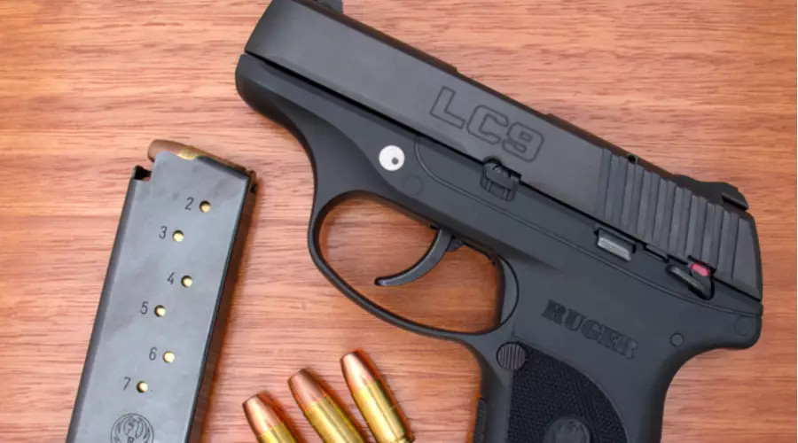 Ruger LC9 ຊິ້ນສ່ວນນ້ອຍ This ນີ້ສາມາດຖືກເຊື່ອງໄວ້ໄດ້ງ່າຍແມ້ແຕ່ຢູ່ໃນເສື້ອກັນ ໜາວ, ໃນຈິດໃຈທີ່ດີທີ່ສຸດຂອງຮູບເງົາສອດແນມ. Ruger LC9 ບໍ່ແມ່ນປືນສັ້ນທີ່ມີປະສິດທິພາບທີ່ສຸດໃນປະເພດຂອງມັນ, ແຕ່ມັນແນ່ນອນວ່າເປັນ ໜຶ່ງ ໃນປືນທີ່ບໍ່ຊັດເຈນທີ່ສຸດ.