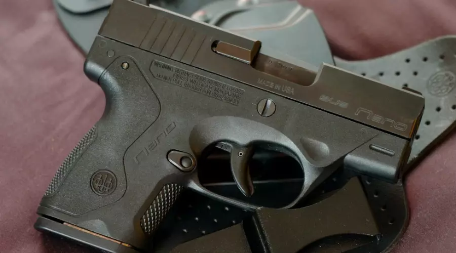 Beretta Nano Beretta Nano a fost special conceput de meșteri italieni, astfel încât pistolul să poată fi scos instantaneu. Arma elegantă și confortabilă este complet lipsită de părți proeminente, șansele ca aceasta să prindă haine sunt minime.