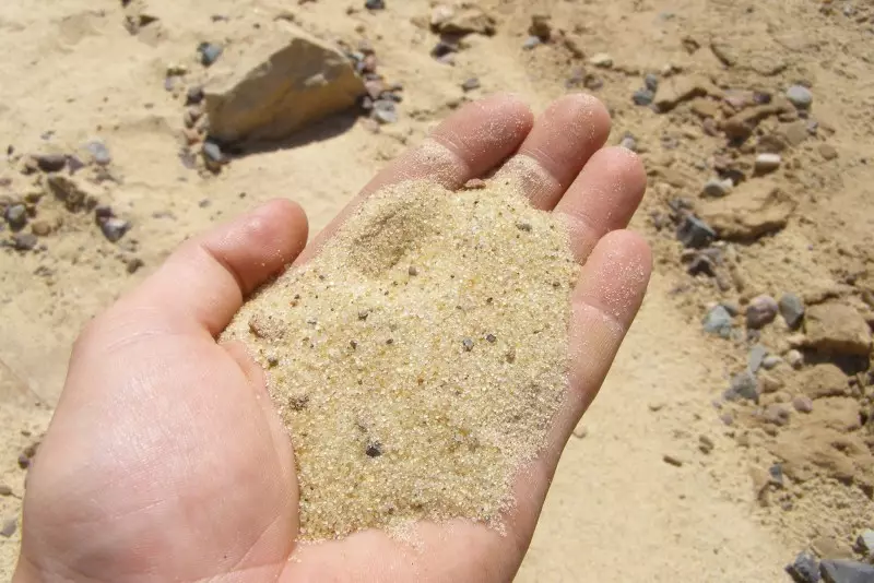 Ang ikatulo nga layer nga balas mao ang materyal nga magputli sa tubig gikan sa kadaghanan sa mga pollutant. Alang sa proseso sa pagsala nga mahimong epektibo kutob sa mahimo, kinahanglan nga pun-on ang filter gamit ang usa ka sapaw nga gibag-on nga napulo ka sentimetros.