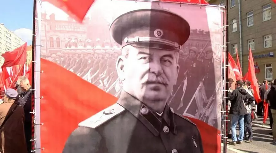 An leagan le nimhiú De réir ceann de na leaganacha (agus, i bprionsabal, iontaofa go leor), ní raibh stróc ar bith ag Stalin. Ar an 28 Feabhra, bhí féasta mór ar siúl, áit a raibh Khrushchev agus Beria i dteannta an cheannaire féin. Fiú sa tráthnóna, mhothaigh Stalin go hiontach agus ní raibh cuma ar bith air mar dhuine atá faoi bhagairt hemorrhage. Creideann roinnt staraithe gur mar gheall ar an nimhiú nár glaodh isteach ar na dochtúirí chomh fada - thug siad am don nimh a dhíscaoileadh go hiomlán.