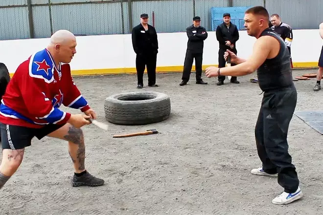 De MMA Kämpfer ass an de Prisong gaang an huet Gefaange gezwongen Sport ze maachen