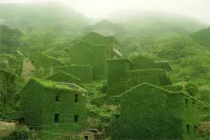 Eng Stad vu Fëscher vun der Natur verschluckt