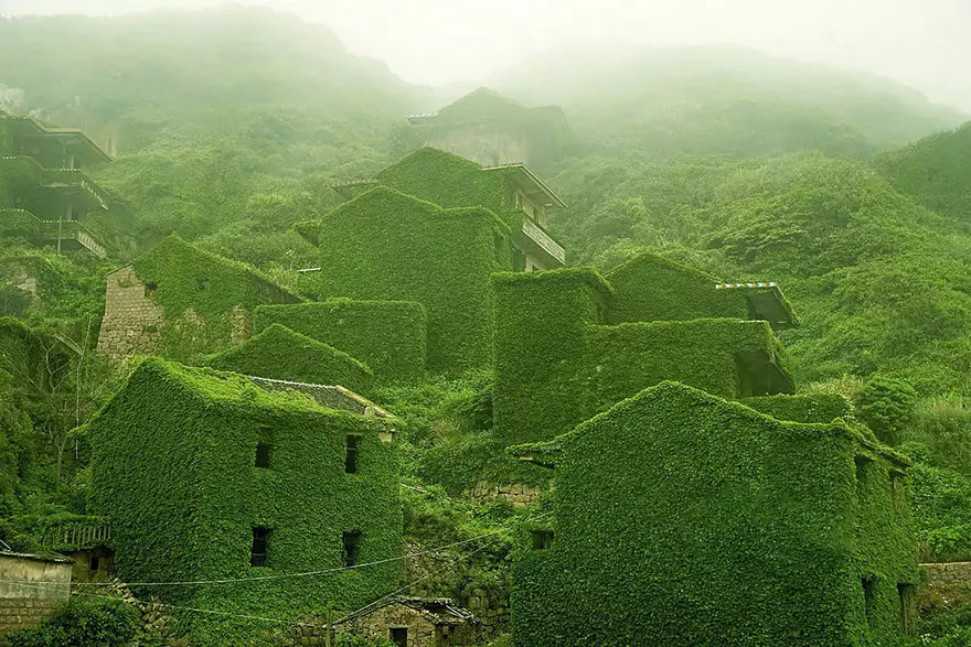 Läit am Ostchinesesche Mier, den Zhoushan Archipel besteet aus 1.390 Inselen an 3.306 Riffen. Et enthält och 400 Shansa Inselen, berühmt fir hir Plagen a Bierglandschaften.