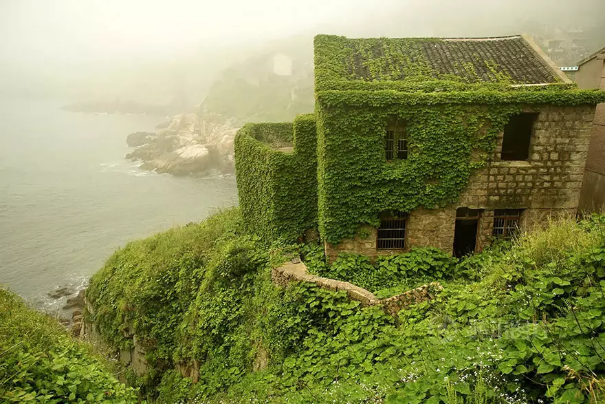 For many years the main business of the island has been fishing. When shipbuilding and tourism were actively developed in the region, the fishing industry decreased several times. As a result, many fishing villages have been abandoned, and Goqui is just one of them.