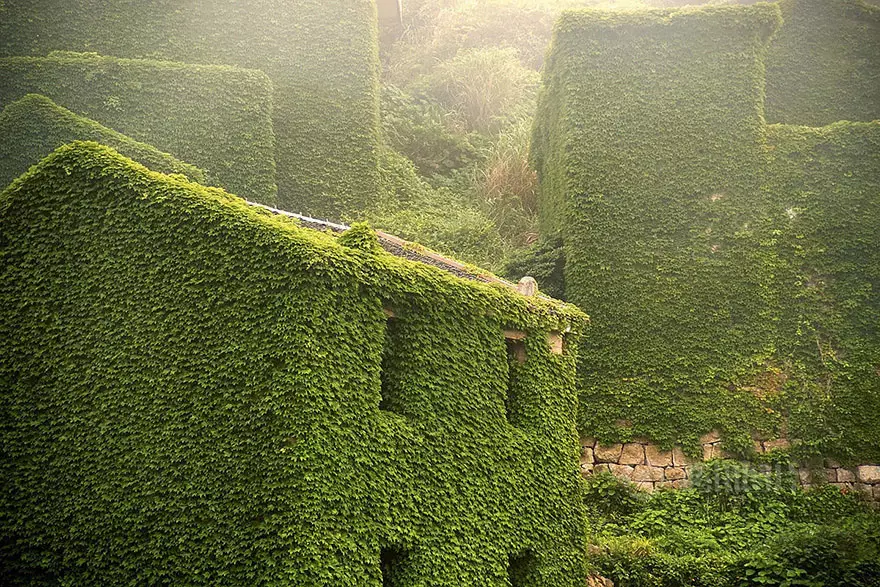 Hautdesdaags gläicht dat klengt Fëscherduerf um Mond vum Yangtze River d'Landschaft fir e post-apokalyptesche Film.