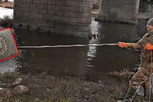 Schwarze Bagger fanden am Grund des Flusses ein überflutetes Dorf und löschten es mit einem Metalldetektor aus