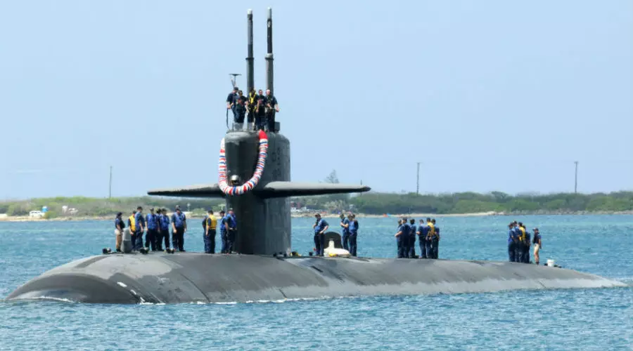 Swordfish Attack D'Sowjetesch dieselelektresch U-Boot K-129 ass den 8. Mäerz 1974 ënnerzegoen. U Bord vun der U -Boot droen Kampfballistesch Rakéite, d'Ëmstänn vu sengem Doud sinn net genau bekannt bis elo. Eng Rei Experten gleewen datt d'Katastroph wéinst enger Kollisioun mam amerikaneschen Atom -U -Boot "Swordfish" war: si war op Alarm am selwechten Deel vum Ozean an ass zréck op d'Docks mat eeschte Schued un der Schuel. De Pentagon huet offiziell ugekënnegt datt se erschéngen nodeems se op eng Äisfloss geschloen hunn.