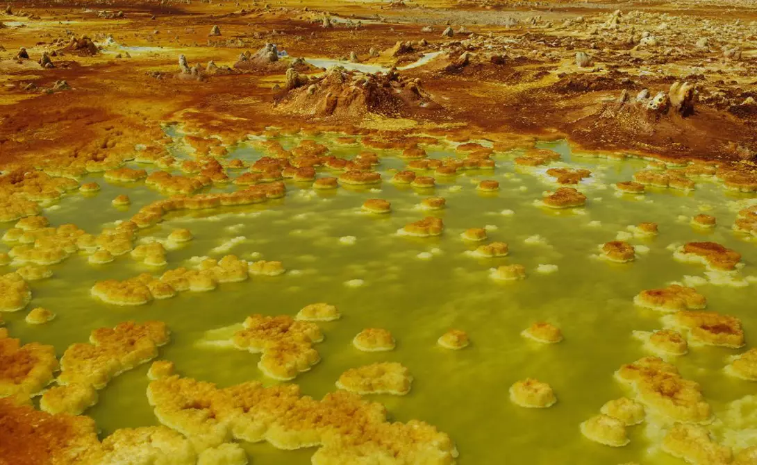 Dallol Ethiopia Dahulu kala ada pemukiman penambang yang mengekstraksi mineral. Sekarang Dallol adalah kota hantu, di mana bahkan hewan pun tidak terburu-buru untuk berkeliaran. Aktivitas vulkanik telah mengubah tempat ini menjadi cabang neraka yang nyata: suhu tahunan rata-rata di sini mencapai 35 derajat Celcius.