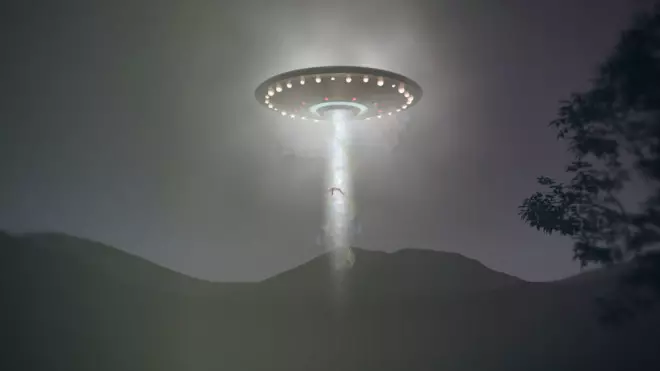 The Scotsman took out his camera and accidentally shot a UFO 4890_1