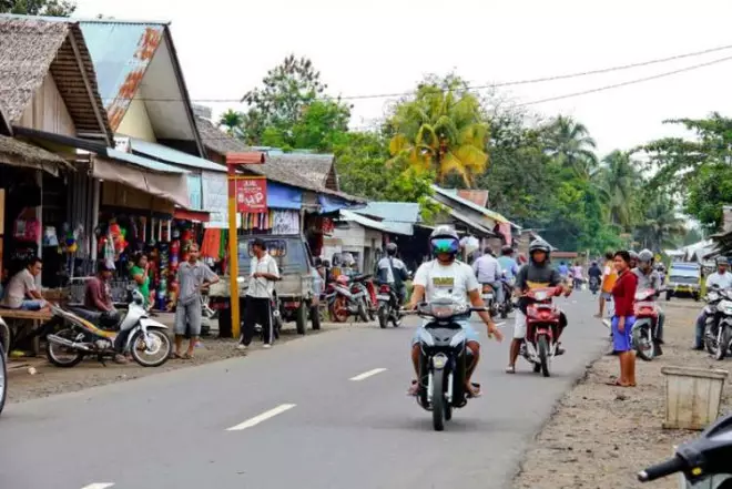 Oost-Indonesië-motorfietsen-op-weg-750x501