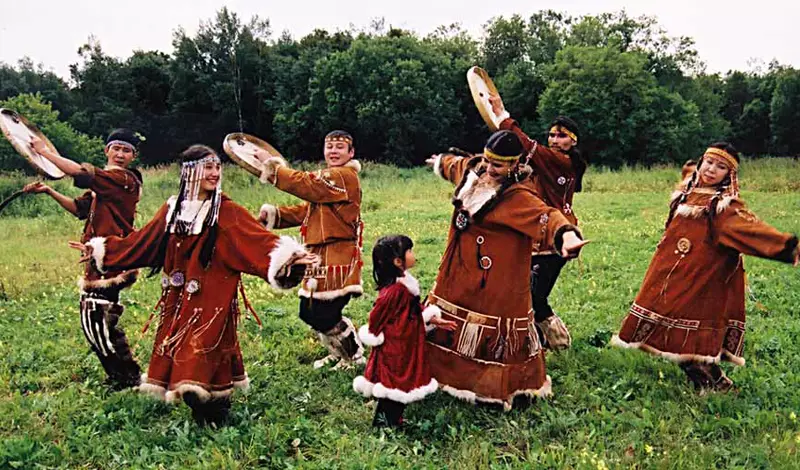 Baahi ba Nivkhs: batho ba 4,000 leha ba na le palo e nyane haholo, ba-Nivkh ba khona ho lula liprofinseng tse peli: ho na le likampo tsa merabe Russia le Japan. Empa haeba li-Gilyaks tsa Majapane li sirelelitsoe ka hloko ke mmuso mme palo ea tsona e ntse e eketseha butle-butle, joale tsohle li fapane hantle le naha ea rona. Litsebi tsa kahisano li bolela esale pele ho putlama ho atamelang ha setso sa Nivkh Russia - ba pholohang ba kanna ba fallela Naheng e le 'ngoe ea Rising Sun.