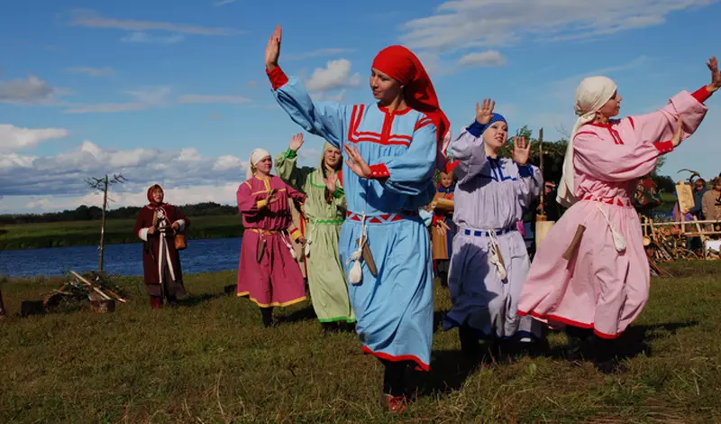 Selkups íbúar: 3.600 manns Lítil ættkvísl Ostyaks-Samoyeds (eins og Selkups voru kölluð fyrir byltinguna) býr í norðurhluta Tomsk svæðinu. Þetta fólk játar enn trúarbrögð forfeðra sinna: shamanismi og lífshyggja er útbreidd hér. Selkuparnir, sem voru settir inn með valdi, voru lífrænt fléttaðir inn í eigin hefðir - eitthvað svipað gerðist hjá kaþólskunni sem rakst á Voodoo -sértrúarsöfnuðinn.