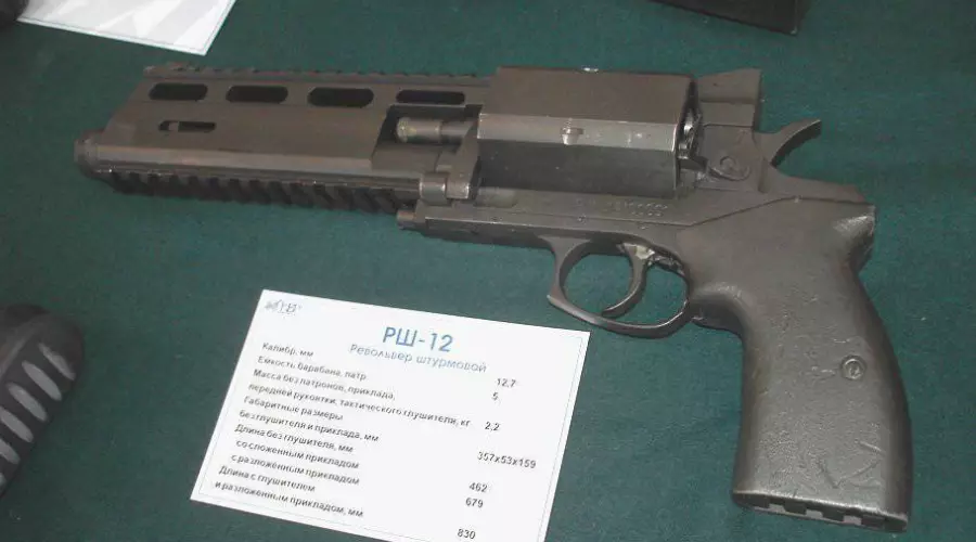 RSh-12 12-mm-Sturmrevolver - so wird der Name dieses gutaussehenden russischen Mannes entziffert. Es wurde für die Spezialeinheiten des FSB entwickelt. Gerüchten zufolge ist die RSh-12 im Nahkampf durchaus in der Lage, eine sperrige Schrotflinte zu ersetzen.