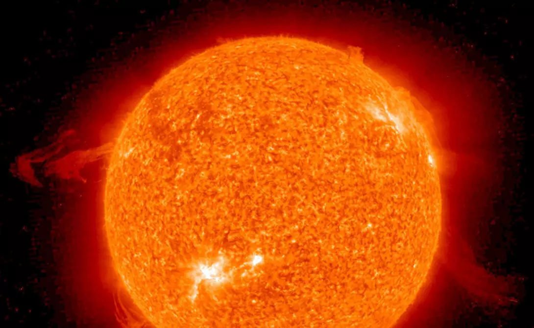 Régulation du Soleil Le soleil régule indépendamment l'état de son propre noyau. Lorsque trop d'atomes d'hydrogène entrent en collision et que la fusion se produit à une vitesse trop élevée, le noyau se réchauffe et se dilate légèrement vers les couches externes. L'espace supplémentaire réduit la densité des atomes et, par conséquent, la fréquence des collisions - le noyau commence à se refroidir, déclenchant le processus inverse.