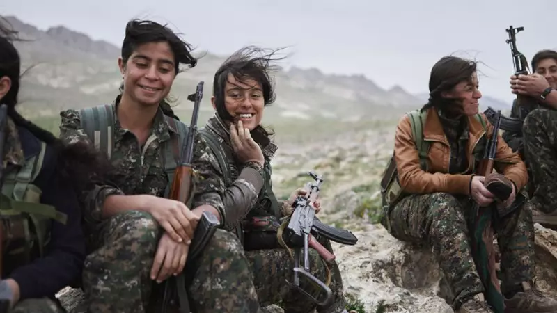 Tamaitai Puipuiga a Kurdish Puipuiga O le militeri a Kurdish YPJ na fausia i le 2012 o se vaega o le tetee i le agai atu i luma o le ISIS. Ua uma ona latou pasia le tele o tofotofoga mataga e le mafai ona mafaufauina i ai le au tau a isi au tau. I se faʻaopopoga, o nei vaega o loʻo i ai le tele o le malosi faʻamalosi i ISIS fitafita - latou te talitonu o le faitotoʻa i le parataiso ua tapunia i se fitafita fasiotia e se fafine.