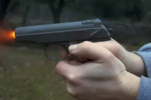 Como recarregar uma pistola Makarov com uma mão