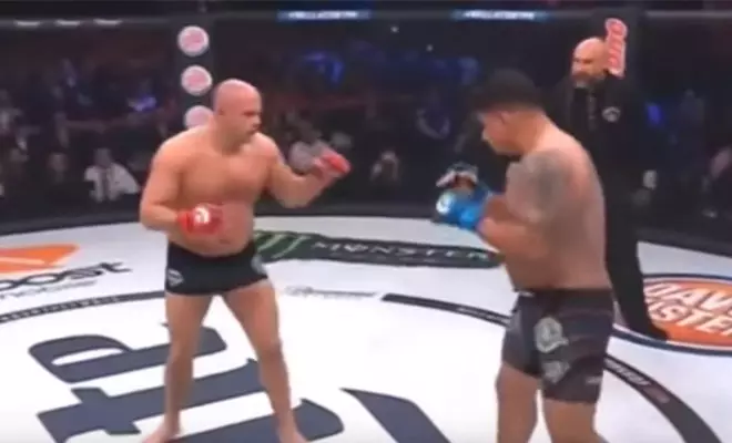 U-Emelianenko unkqonkqoze umdlali wakhe phantsi komzuzu