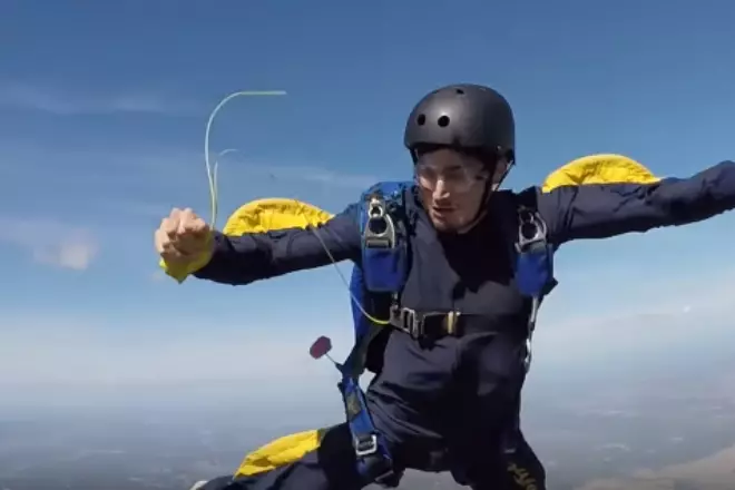 Da n'ime abyss: parachutist na mberede ekpughere parachute abụọ ahụ