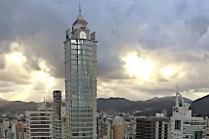 Orang-orang mengambil gambar dari dalam gedung pencakar langit saat badai mengguncangnya