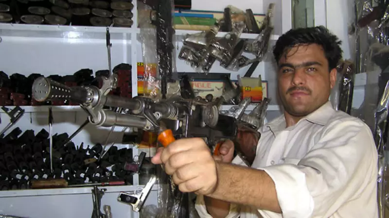 Pakistani iyalẹnu Kustari lati ilu Pakistani ti Darra ni idorikodo ti ṣiṣe awọn ẹya tiwọn ti ibọn ikọlu Kalashnikov. Eyikeyi nkan isere le wa ni ṣù lori “agba”, lati mimu afikun si oju opopona. Otitọ, ko si ọkan ninu awọn oṣiṣẹ agbegbe ti o le ṣe iṣeduro pe AK ti yipada ko ni bu gbamu ni ọwọ awọn onija.