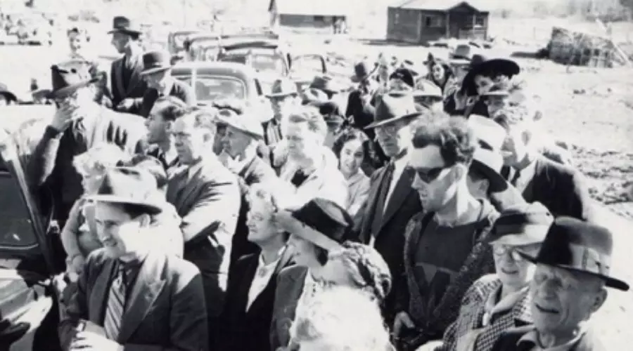 Teoretici sprisahania Hipster Traveler túto fotografiu milujú a označujú ju za „nepopierateľný dôkaz existencie stroja času“. Fotografia bola urobená v roku 1941: muž v módnych okuliaroch a modernom tričku sa skutočne výrazne líši od ľudí v dave. Možno naozaj vyzeral z budúcnosti.