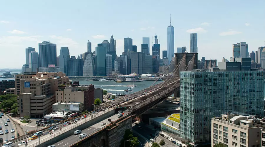 Podivná nehoda v New Yorku, 1950. Podivný muž oblečený v móde 19. storočia padá pod kolesá auta. Na tele nešťastníka našla polícia list z roku 1876, 70 dolárov z rovnakého času a medené mince, ktoré neboli vydané po roku 1872. Nikto nikdy nevedel, odkiaľ pochádza tento zvláštny muž.