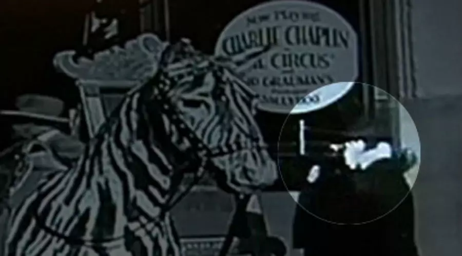 Charlie Chaplin s telefónom Režisér George Clark sledoval zábery starého Chaplinovho filmu „Cirkus“, keď zrazu na jednom z nich zbadal ženu, ako jej na hlave drží malé zariadenie. Teraz by sme si hneď mysleli, že hovorí na mobilný telefón. Chaplinov film bol však natočený už v roku 1928 - odkiaľ mohol v tej dobe pochádzať smartfón?