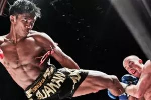 Őrült Shaolin szerzetes szembeszáll Muay Thai királyával