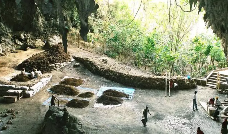 De vreemde overblijfselen werden ontdekt door een team van de Australische geoloog Michael Gagan. Het gebeurde bijna per ongeluk: Michael, die besloot om de hele grot te gaan, ontdekte een smalle doorgang die hem naar een nieuwe grot leidde.