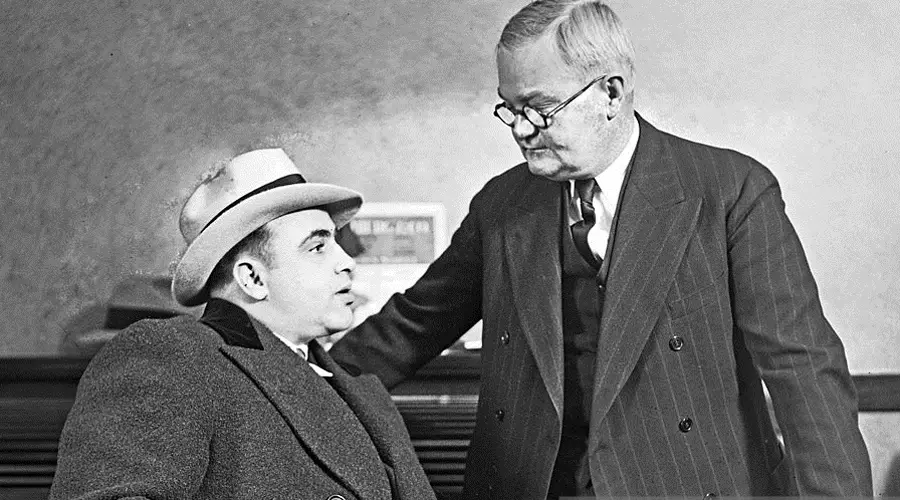 Le père de Racket, Al Capone, a inventé à lui seul le racket - en fait, le mot vient du ricatto italien, chantage. Pour la première fois de son histoire, la mafia s'est lancée dans l'exploitation des prostituées, masquant leurs méfaits avec des pots-de-vin fabuleux, que non seulement les policiers, mais aussi les politiciens n'ont pas hésité à accepter.