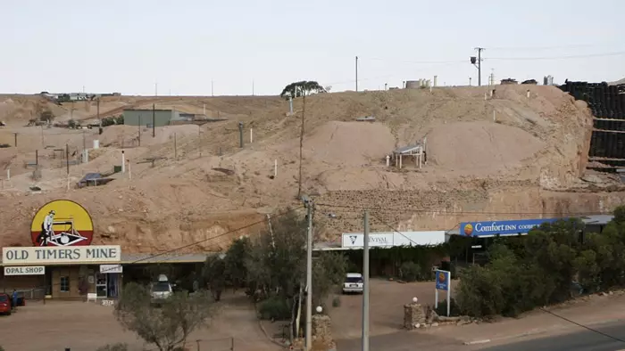 Ka ho fihla ha khatelo-pele ea mahlale a morao-rao joalo ka moea o pholileng, hoo e ka bang halofo ea batho ba toropo ba falletse malapeng a kaholimo ho lefatše. Ka 2011, palo ea Coober Pedy e ne e le 1695.