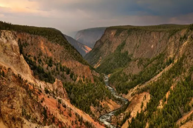 Yellowstone-Nasjonaal Park-2-889x591