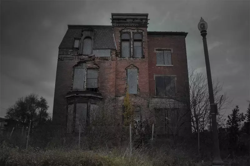 En 1941, cette maison était un bordel. Des années plus tard, plusieurs corps ont été retrouvés dans le sous-sol, dont chacun avait tous les organes marqués de cercles parfaits.