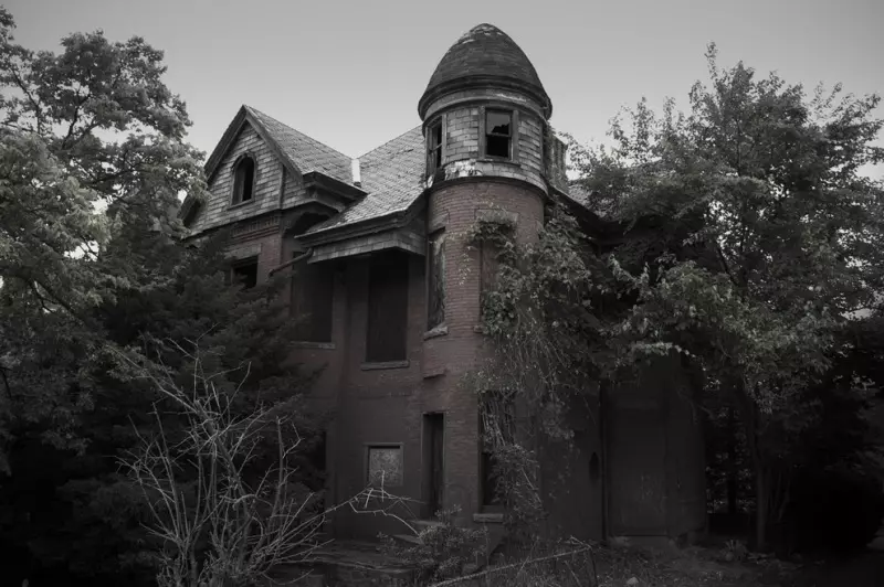 Aquesta casa a Hartford destaca pel fet que, a més de les històries de fantasmes que l'acompanyen, es va convertir en la font de la idea de la famosa sèrie de televisió "American Horror Story".