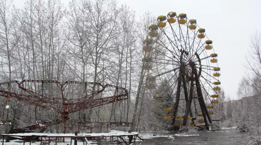 Nofoaga tafafao maimoa Faʻaalu lou taimi? Sili - i le sefulu tausaga, latou fuafua e tatala se moni turisi sone i Chernobyl. E le tau manaʻomia le toe suʻea o ni taʻiala semi-tulafono i luga o fonotaga: faʻatau se pepa pasi i le ofisa ma alu e tilotilo ia Pripyat ma le Sarcophagus i le mafanafana.