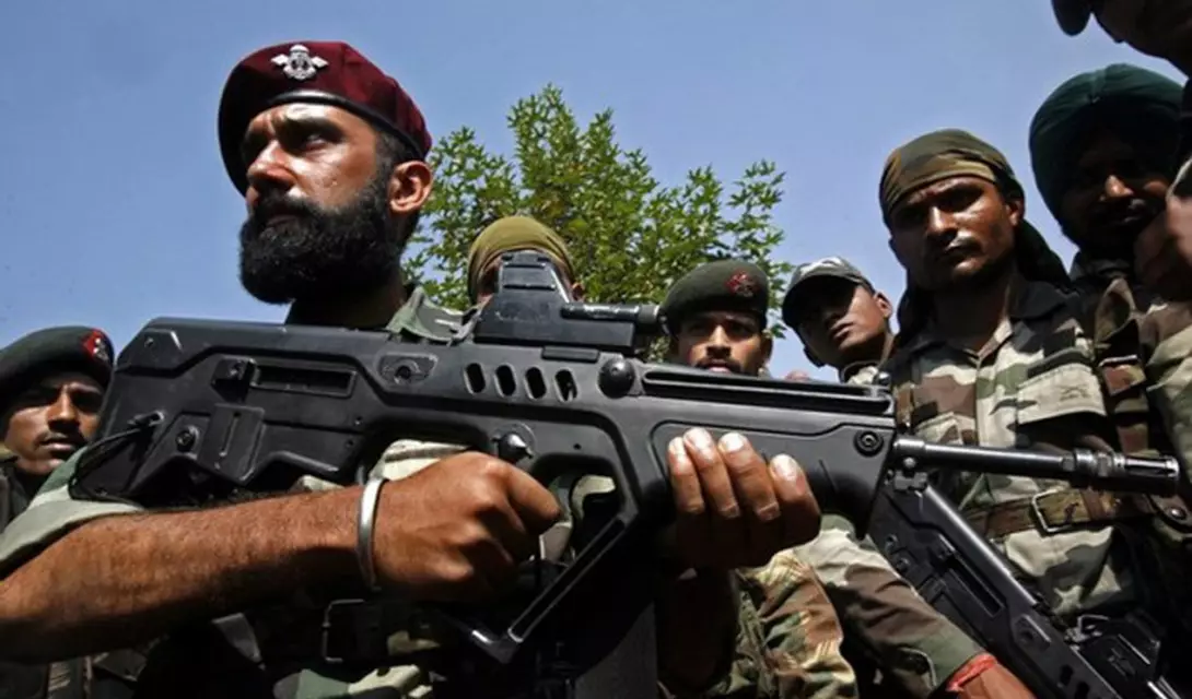 Premiers problèmes Malgré le fait que la mitrailleuse plaisait non seulement aux armuriers eux-mêmes, mais aussi aux plus hauts gradés de l'armée israélienne, ses tests ont duré assez longtemps. Pendant plusieurs années, un travail minutieux a été effectué pour identifier tous les défauts de la machine : les tentatives pour créer une arme parfaite dans tous les sens ont commencé à ressembler à un degré extrême de perfectionnisme. Cependant, les tests militaires ont vraiment montré un certain nombre de problèmes qui ont été résolus avec succès plus tard. TAR 21 s'est comporté de manière peu fiable dans des conditions désertiques et n'a pas permis au soldat de changer le chargeur en position couchée : il a dû lever au moins un peu son arme. Une poignée pistolet trop épaisse n'ajoutait pas non plus de commodité, la vue bon marché s'est avérée complètement peu fiable.