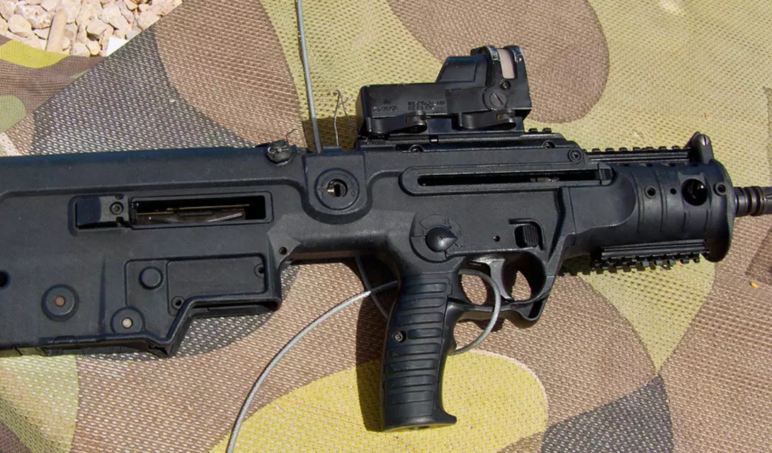 Les principaux avantages du Tavor 21 Le corps du Tavor MTAR 21 est composé de polymères à haute résistance, ce qui confère à la machine un poids relativement faible. Le centre de gravité du fusil est déplacé plus près de l'épaule du tireur grâce à la conception bullpup. Cet agencement a amélioré la précision et la précision du tir. TAR 21 est unifié pour les magasins habituels du M16 américain : cela permet aux combattants de ne plus se soucier des munitions spéciales. La maniabilité, la légèreté et la commodité de la machine sont contrebalancées par son coût relativement élevé : une unité TAR 21 coûte à Israël 1 300 $.