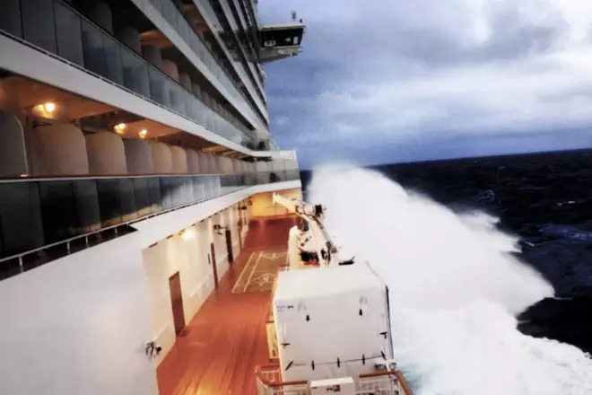 Estem inundats! Vídeo d'una bomba de cicló huracà dels passatgers del transatlàntic