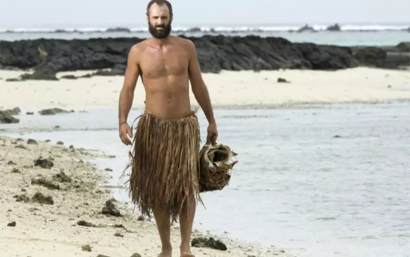 Ed Stafford mutsvakurudzi weBritish uye aimbova kaputeni wemauto eBritish akava munhu wekutanga pasi rose kufamba achitevedza Rwizi rweAmazon rwese. Kupera kunofadza kwerwendo rwemazuva 859 rwekukwira makomo kwakamukurudzira kuyedza nyowani - kuzvipira kuve mugari wechitsuwa chegwenga. Asina maturusi, zvinhu uye mbatya, kwemazuva makumi matanhatu akaedza kurarama pachitsuwa cheFiji archipelago. Iye amene akanyora hupenyu pachiwi pachikamera. Kurarama kwaakaita pachitsuwa ichi uye nehunyanzvi hupi hwekushandisa hwaanogona kuona muDiscovery Channel firimu Naked Survival.