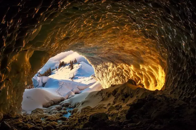 Pi Fiksyon Cave Foto sa a kaptire Pi Fiksyon Cave, yon lòt nan twa CAVES yo McGregor dekouvri sou ekspedisyon 2011 l 'yo. Eklèsi a nan glasye a te fè li pi fasil jwenn aksè nan CAVES yo, men chèchè yo dwe veye yo tout tan, depi Sandy toujou ap deplase.