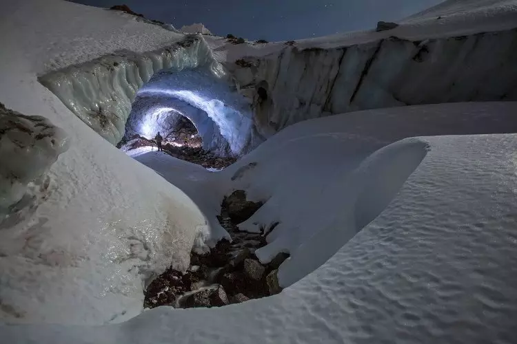 Lower Passage Antre ki pi ba nan pi fiksyon, filme-li deyò gwòt la nan Novanm 2013. Foto sa a montre ki kote pasaj la anba tè kòmanse, nan kwen siperyè agòch ou ka wè kwen nan glasye a.