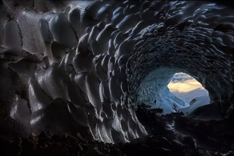 Muzliklar o'zgarishi muqarrar Bu erda tadqiqotchi Jon Uoller Qor Ajdaho g'orining kirish qismida turib qo'lga olindi. Devorlarda muzli muz yaratishda, grotto bo'ylab yuradigan iliq havo oqimlari ishtirok etadi. MakGregorning so'zlariga ko'ra, 2014 yil muzlik tez o'zgargan yil edi. Keyin qor ajdaho butunlay yiqildi. Bu g'or hali ham normal holatda bo'lgan oxirgi fotosuratlardan biri.