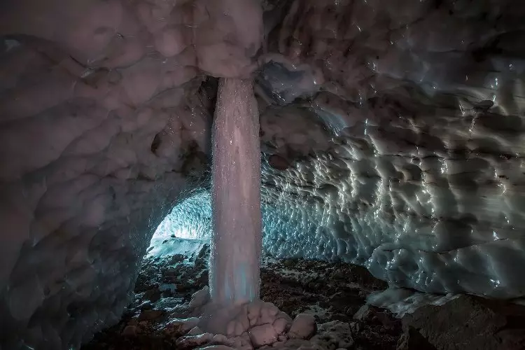 Air Terjun Ice Air terjun beku udakara 30 meter direkam ing Desember 2013 ing Fiksi Murni. Bentuk kasebut saka banyu sing nyemburake retakan es nganti bolongan diameter sekitar 6 meter. Miturut McGregor, bolongan iki bakal tuwuh nganti 60 meter nalika musim panas 2015 lan bakal ambruk ing lawang mlebu guwa.