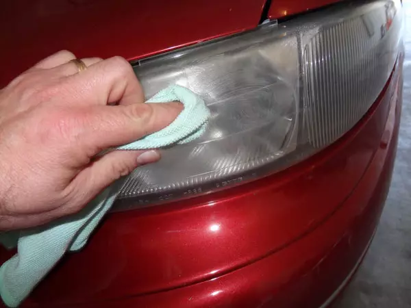 Faróis do carro Os faróis do seu carro ficam cobertos de sujeira ou arranhões de vez em quando, diminuindo a intensidade da luz. Primeiro, a superfície deve ser lavada com água e sabão e, em seguida, polida com pasta de dente. O resultado irá surpreendê-lo agradavelmente.