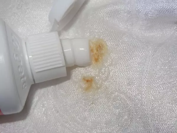 Stains Toothpaste can remove a range of stains, from lipstick on a shirt to spaghetti on a tablecloth or juice on a T-shirt. Squeeze the toothpaste directly onto the stain and rub thoroughly before putting the item in the washing machine. If the item is colored, make sure that the paste you are using does not have a whitening effect.